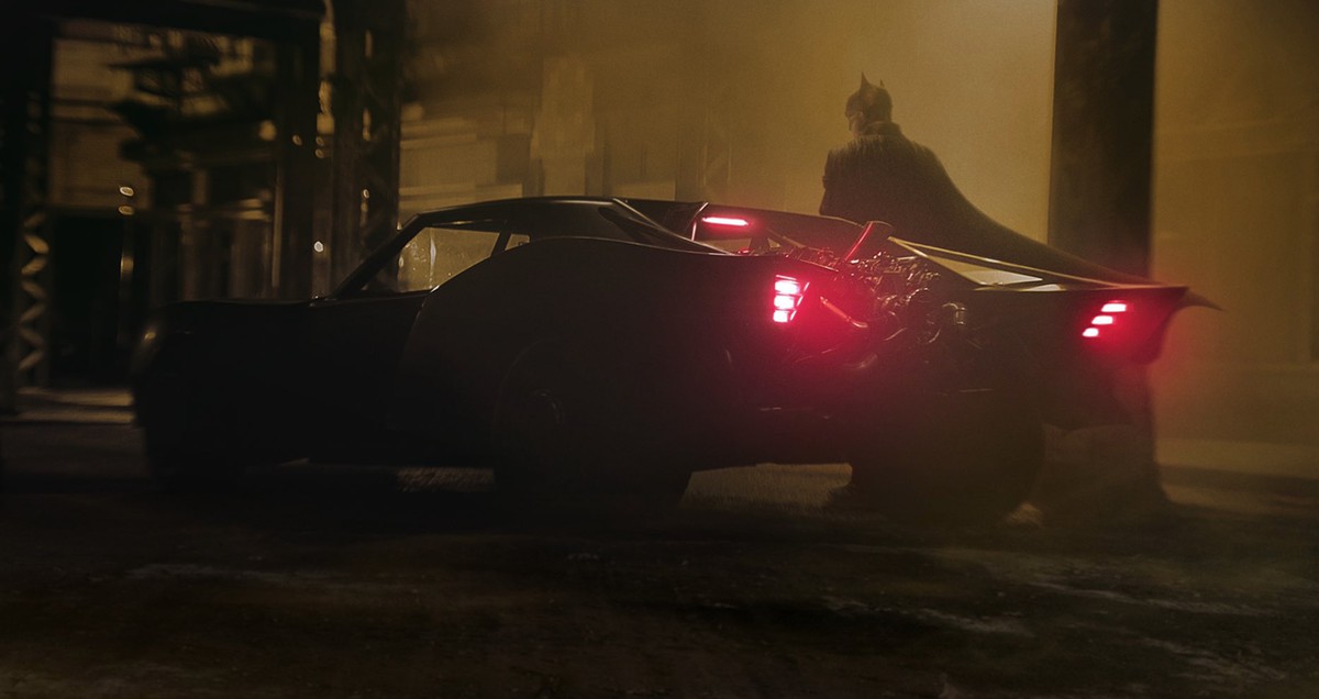 Matt Reeves unleashes a less bulky Batmobile for THE BATMAN!!! CAPE!!!